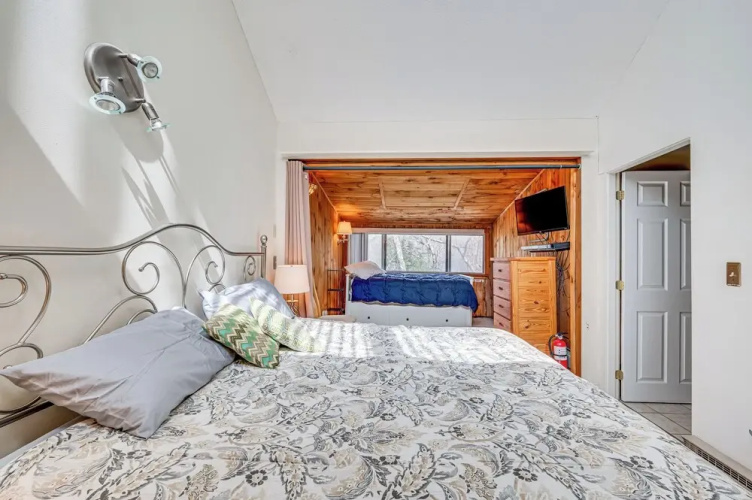 Mountain Resort Condo With King Bed Suite - New Hampshire