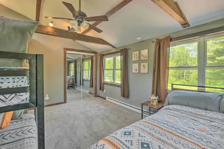 Cozy Poconos Cottage W/ Hot Tub Near Lake Harmony! - Albrightsville, PA