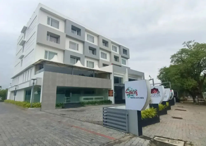 The Lotus Hotel Visakka - 팔라니