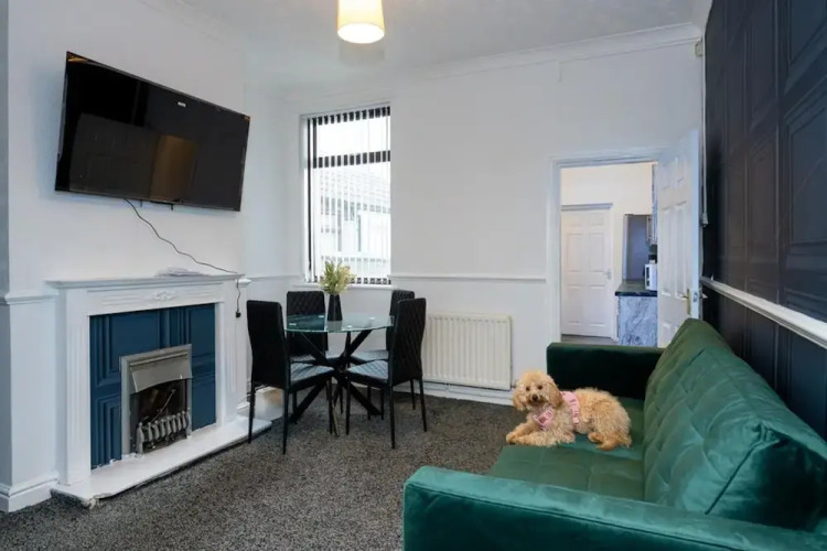 4-bedroom- Stoke-on-trent Sleeps 8- Pet Friendly - Stoke-on-Trent