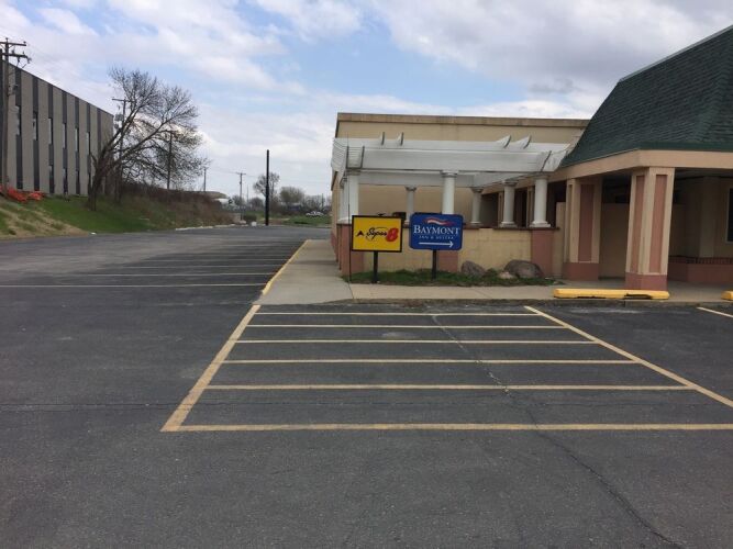 Super 8 By Wyndham Des Moines - Des Moines, IA