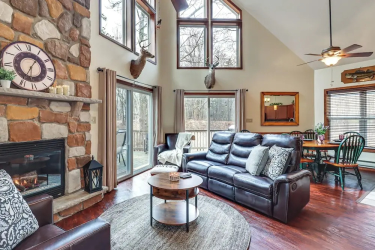 Serene Poconos Cabin W/ Hot Tub & Beach Access! - Jim Thorpe, PA