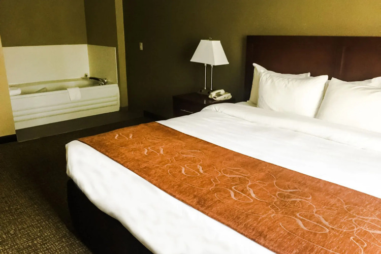 Comfort Suites Near Casinos Norwich-uncasville Ct - Norwich, CT