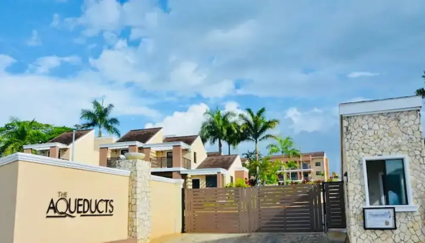 Seaview Paradise Sleeps 3 With Pool - Negril