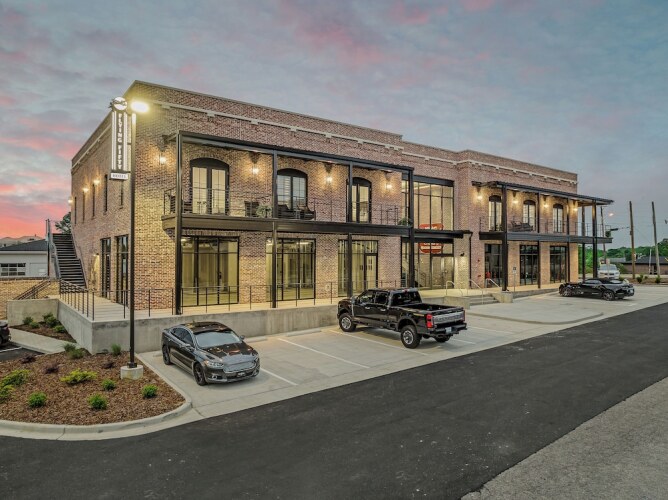 The Flying Fifty Hotel - Cullman, AL