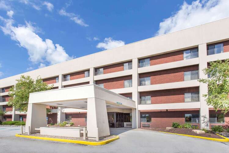 Days Inn By Wyndham Davenport - Davenport, IA