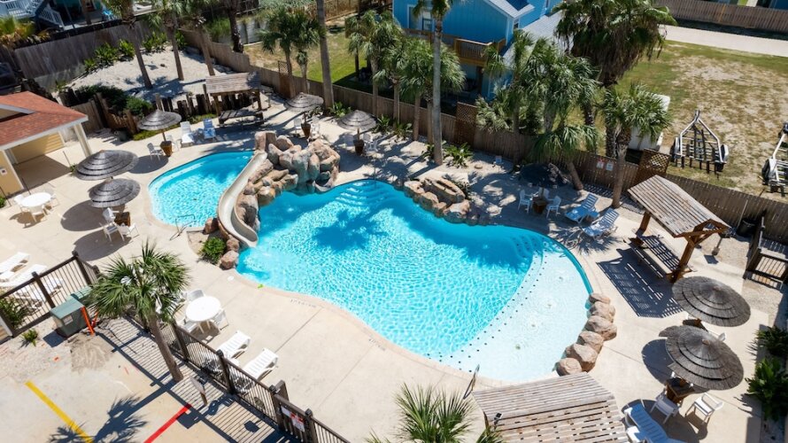 Fun 4 Bedroom Resort Pool Sleeps 12 - Port Aransas, TX