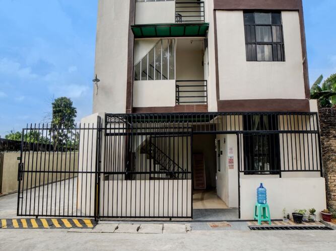 Oyo 92429 Vania Guest House - 棉蘭