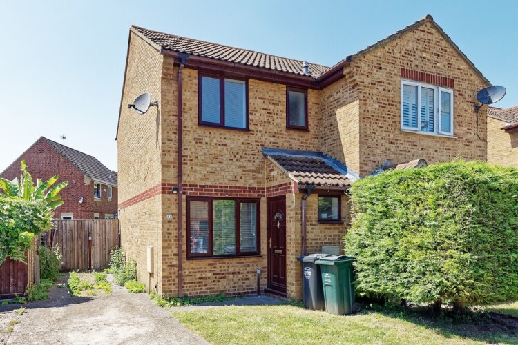 Lovely 2-bed House In Kent - Parking Available - Dartford