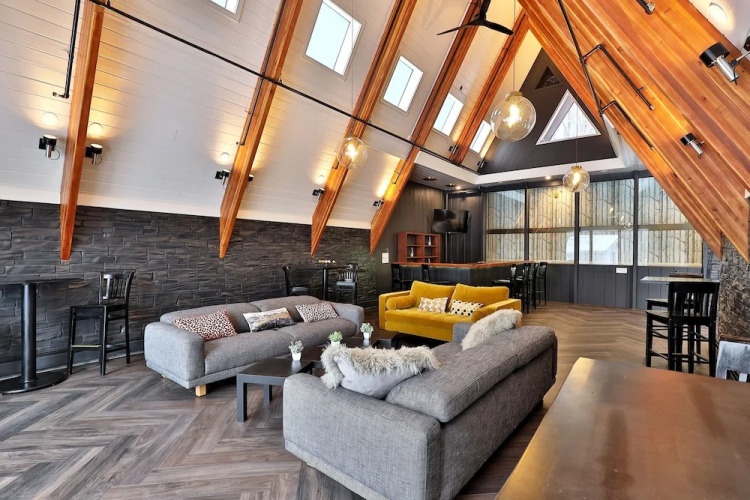 Rent An Inn! Takeover The Birch Ridge W/ Your Group. Mountain Lodge: 11 Rooms, Bar, Fireplace. 28ppl 11 Bedroom Home - Killington, VT