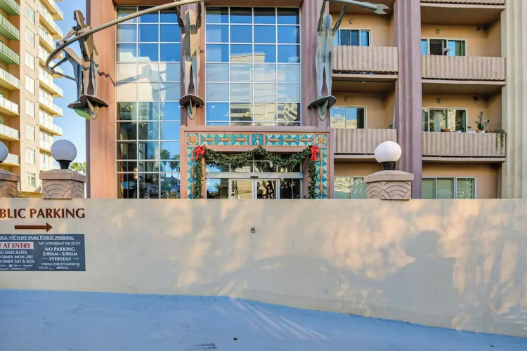 Luxe Long Beach Condo W/ Pool: 1 Mi To Shoreline! - Long Beach, CA