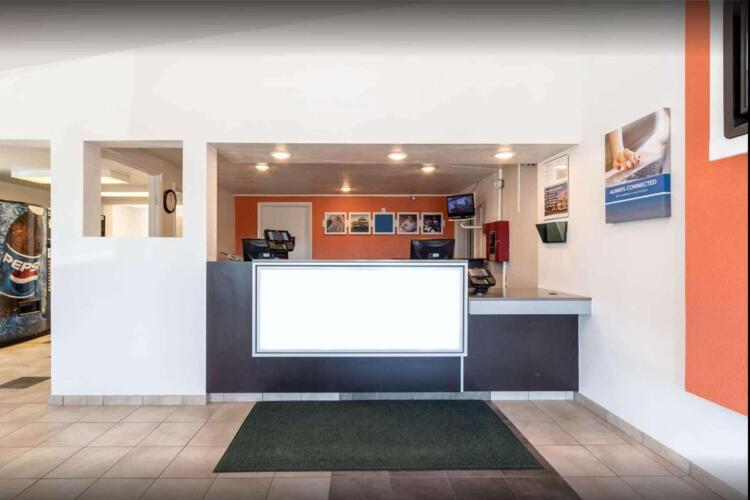 Travelodge By Wyndham Lansing - 랜싱