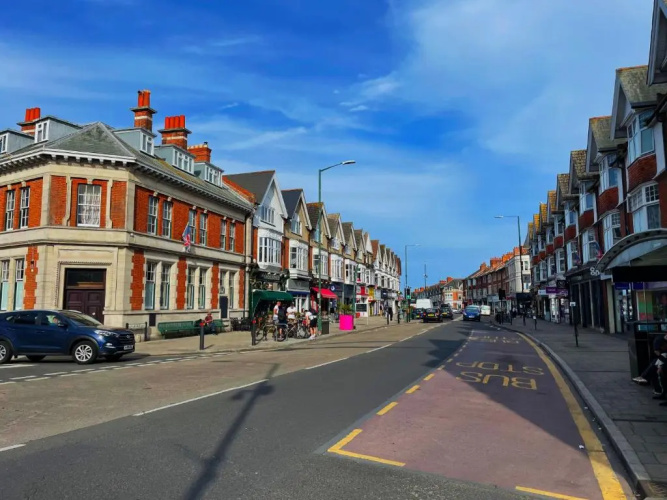 Private Two Bedroom Residence In Southbourne - Private Parking - Off The High Street - Minutes Away From The Beach - Bournemouth