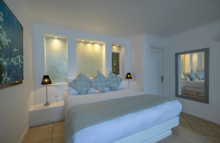 Above Blue Suites - Santorini