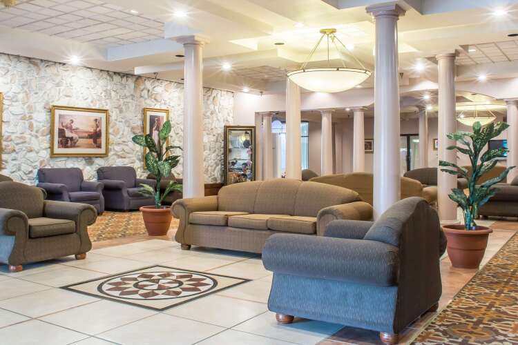 Quality Inn & Suites Palm Island Indoor Waterpark - Corfu, NY