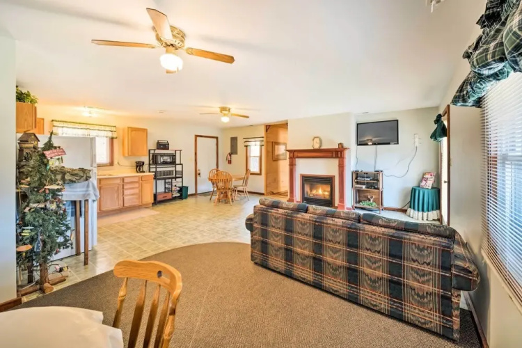 Rustic Iowa Cabin: 10 Mi To Maquoketa Caves - Goose Lake, IA