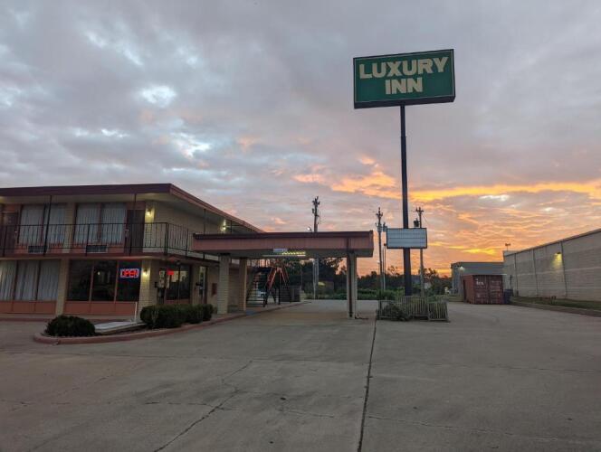 Luxury Inn - Yukon, OK