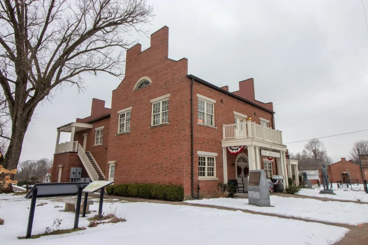 Nauvoo Temple House Hotel - Nauvoo, IL