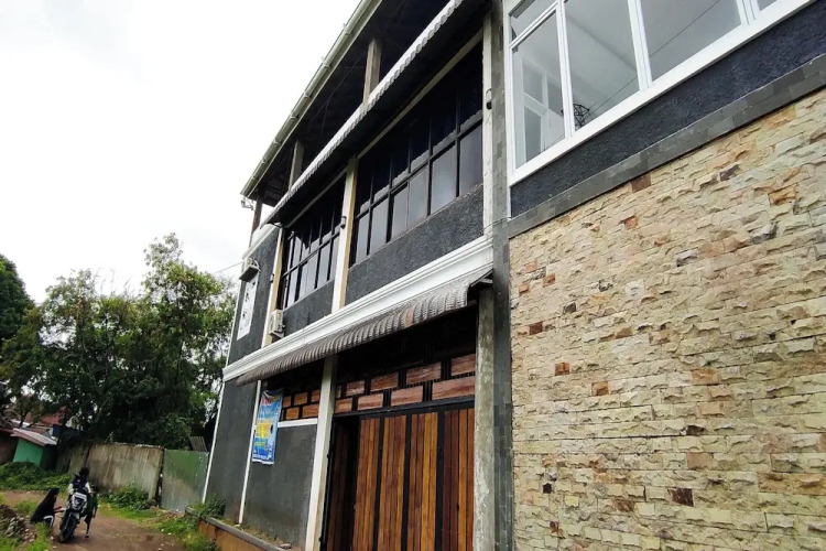 Oyo 92892 Aini Homestay - Ternate