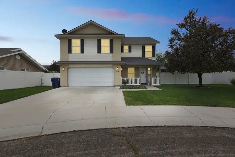 Cozy Corner Oasis With Hot Tub 4 Bedroom Home - Twin Falls, ID