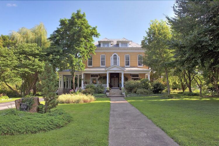 Beall Mansion An Elegant Bed & Breakfast Inn - Alton, IL