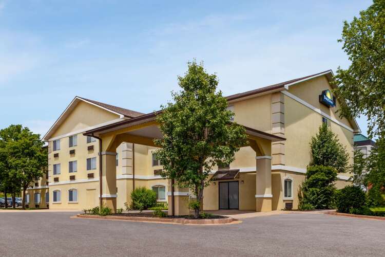 Days Inn By Wyndham Kansas City International Airport - Smithville, MO
