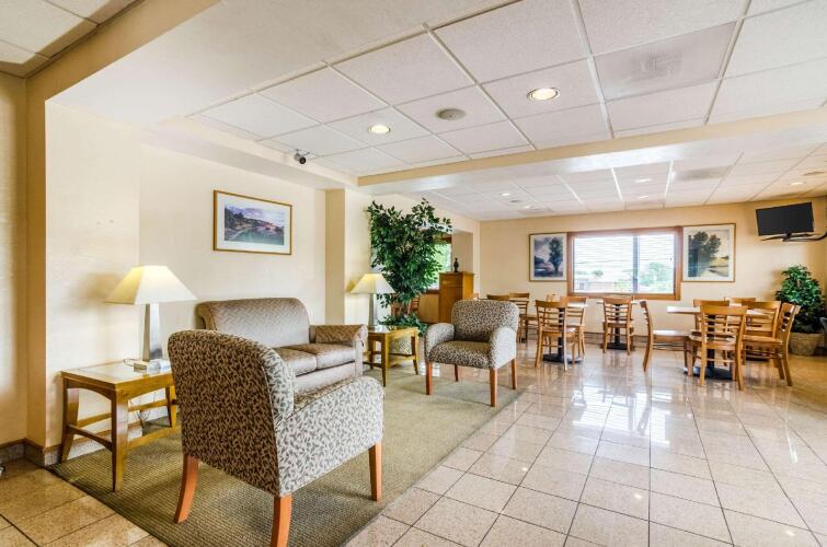 Econo Lodge Inn And Suites I-35 At Shawnee Mission - Shawnee, KS