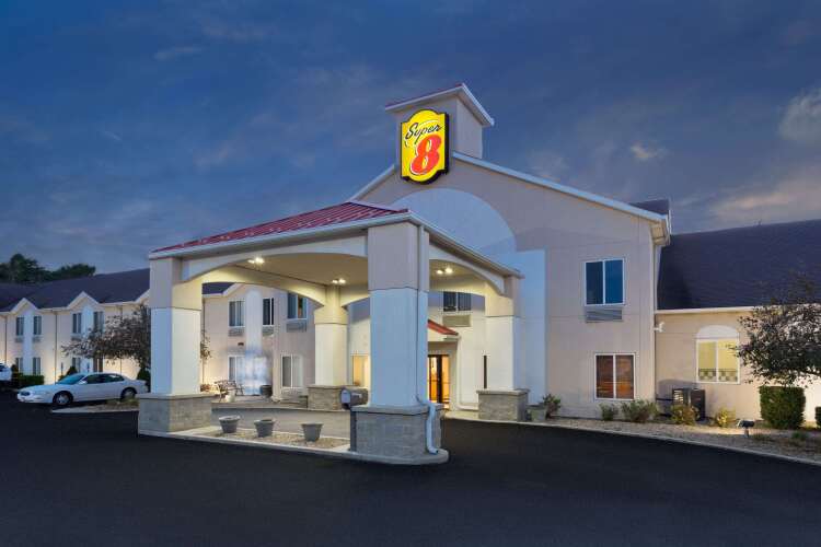 Super 8 By Wyndham Cloverdale In - Cloverdale, IN