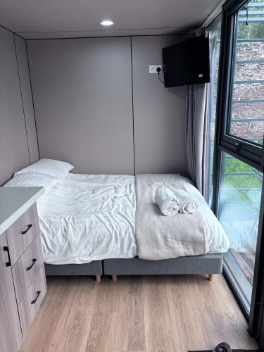 Glamping Pod With A Hot Tub In Orchard - Milford Haven