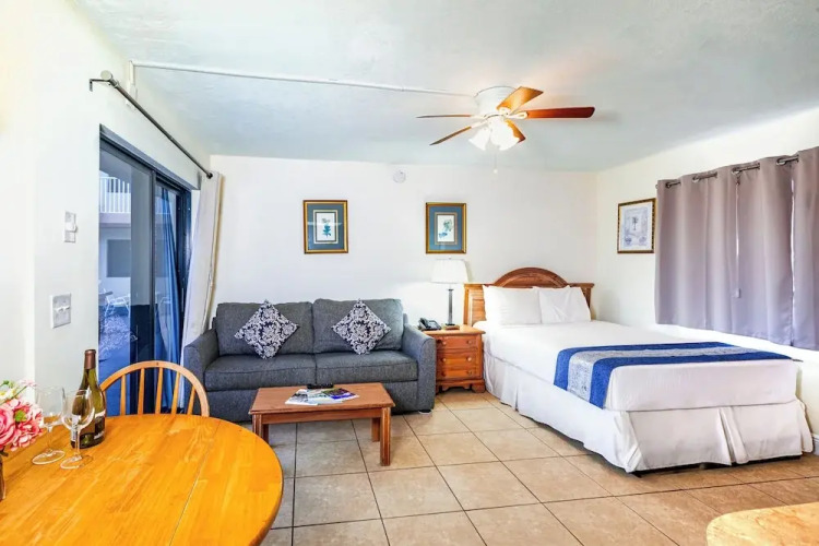 Emerald Seas Ocean Front Motel - Lighthouse Point, FL