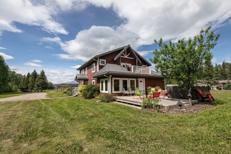 Luxurious 5-br Acreage | Year-round Heated Pool & Hottub | Mtn View | Pool Table - Hinton, AB, Canada