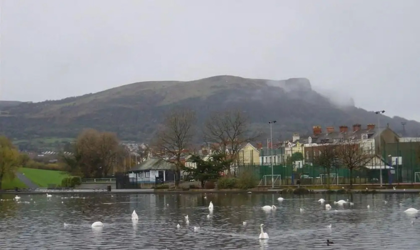 City Apartment - Sleeps 4 & Free Parking - Belfast