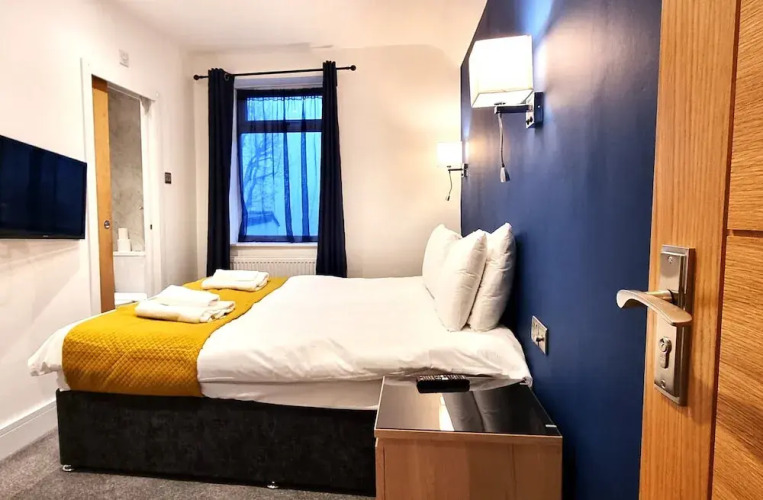Modern 6 Bedroom 4 Bath House W Parking - Swindon