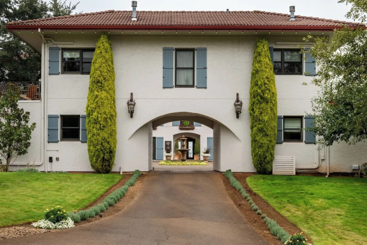 Black Walnut Inn & Vineyard - Oregon