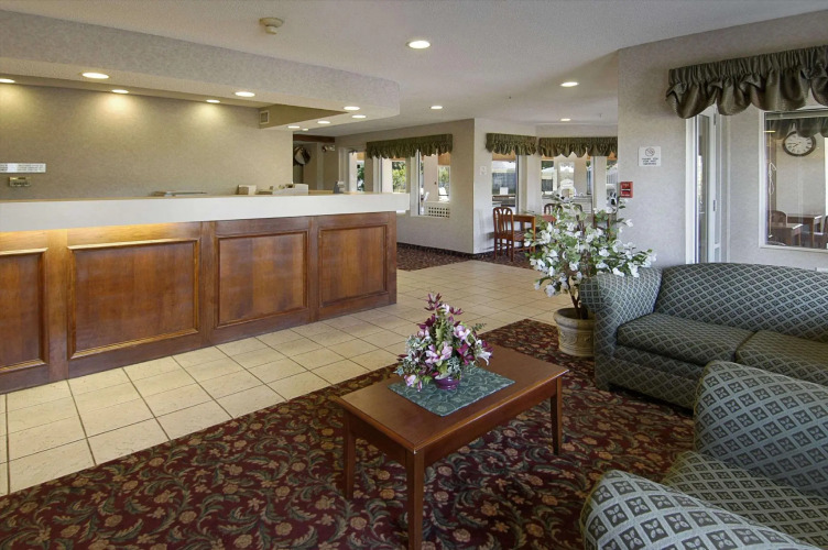 Lakewood Inn & Suites - Dowagiac, MI
