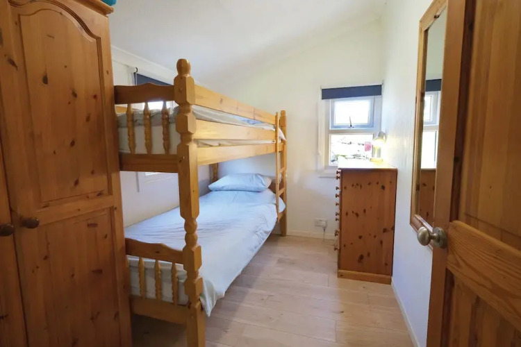 Merlins Cabin - 2 Bed - Blaen Cedi Farm - Llanelli