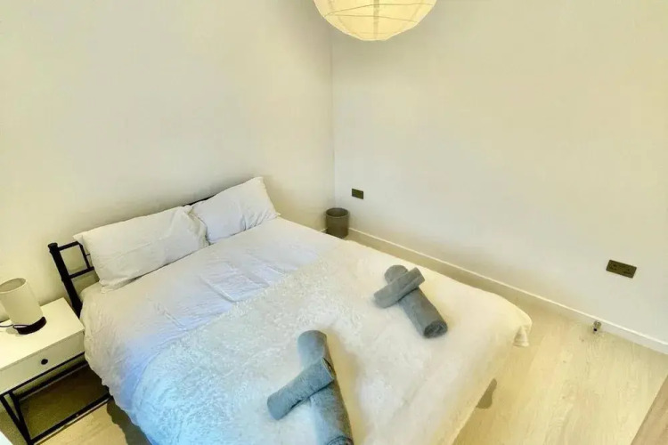 3 Bed Flat - Sleeps 6 - Parking - Wifi - Cambridge