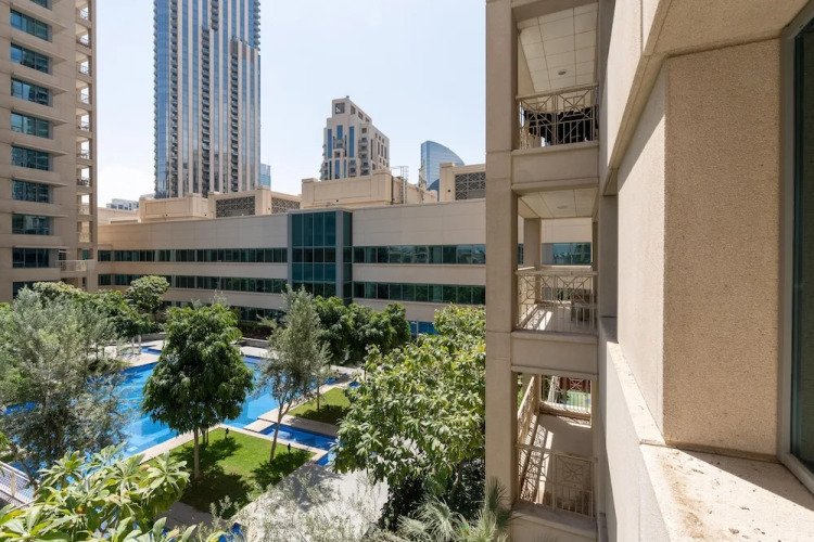 Lux Bnb I 29 Burj Blvd I Pool Views - Dubai