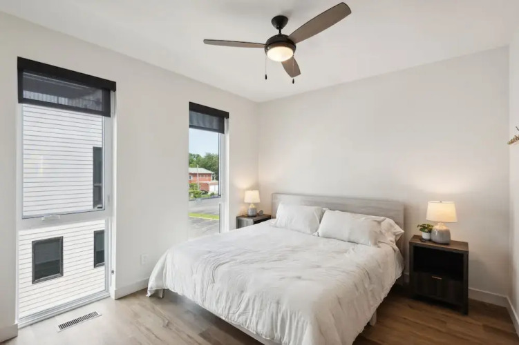 New Modern Townhome With Rooftop Patio 2 Bedroom Townhouse By Redawning - Iowa City, IA