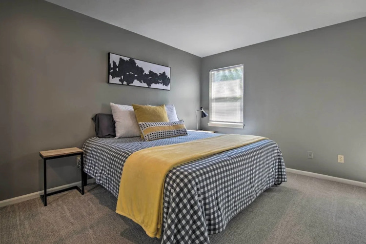 Modern Townhome W/ Fireplace: Near Stoll Park - Shawnee, KS