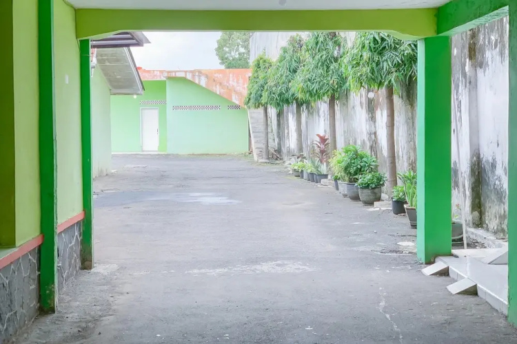 Urbanview Hotel Syariah Near Upi Sumedang - Sumedang