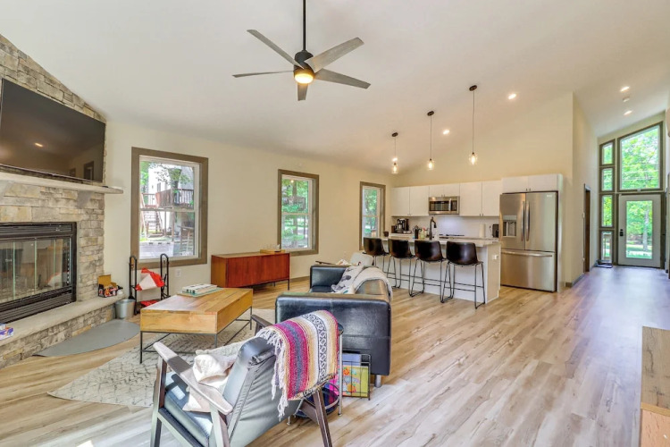 Charming Poconos Cabin W/ Pool & Beach Access! - Lehighton, PA