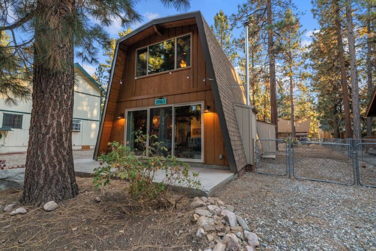 The Cozy Bear Cabin - Fawnskin, CA