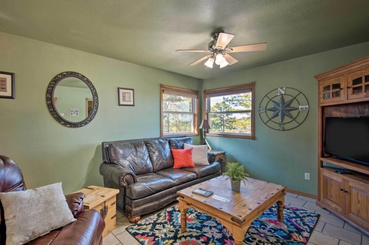 Broken Bow Cottage W/ Deck, Hot Tub & Fire Pit! - Broken Bow, OK