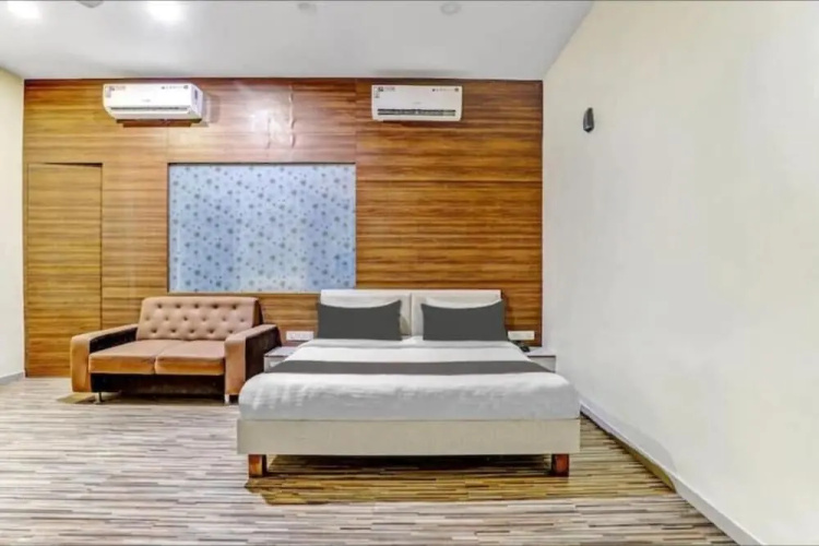 Utsav Galaxy Rooms And Banquet - Surat