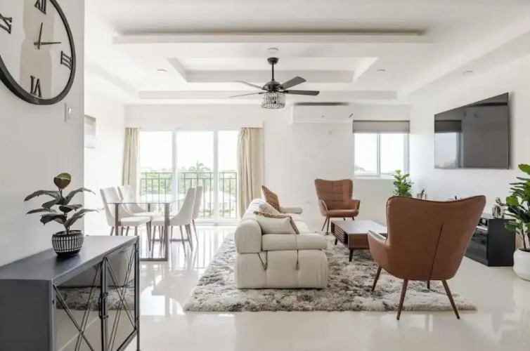 Luxe City Oasis 2br With Pool & Gym - Kingston