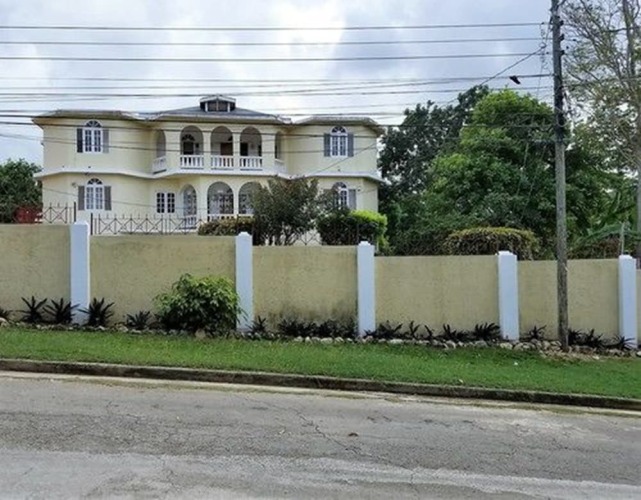 Marantha Close - 몬테고베이