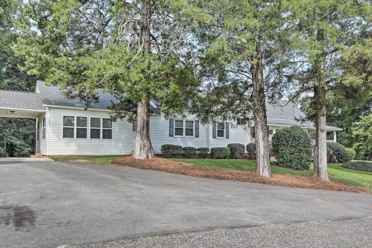 Family Home W/ Fire Pit, 2 Mi To Lake Access - Lexington, SC