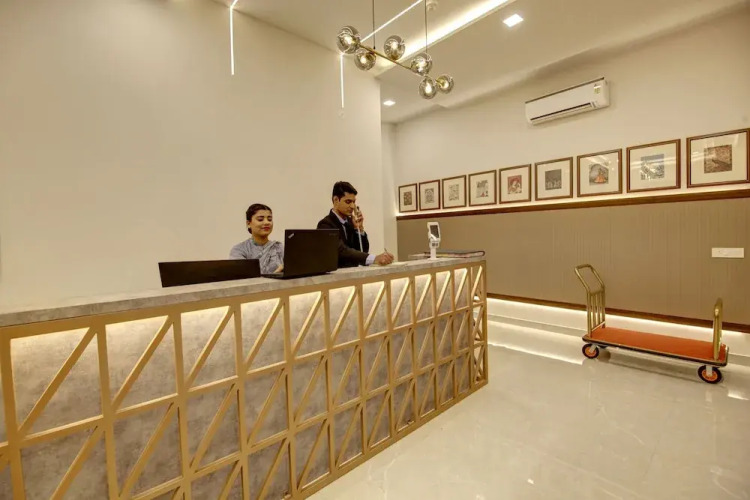 Saltstayz Premier - Golf Course Extension Road - Gurugram