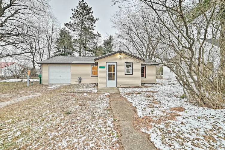 Quaint Frederic Home: Ski, Boat + Hike Nearby - Grayling, MI